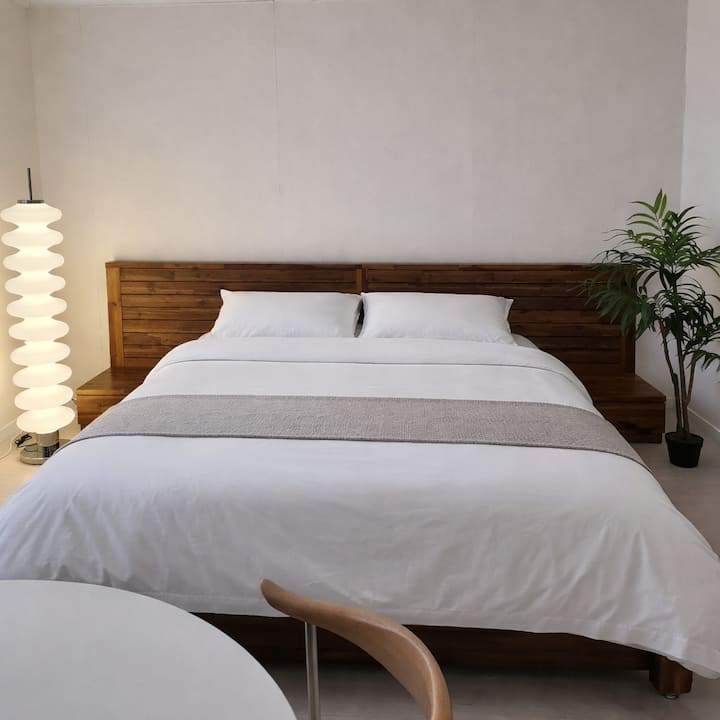 #3[신규숙소]앞산/호텔침구/침실2/퀸침대2/커플 친구 가족 모임/출장 장기 숙박 - 청도군