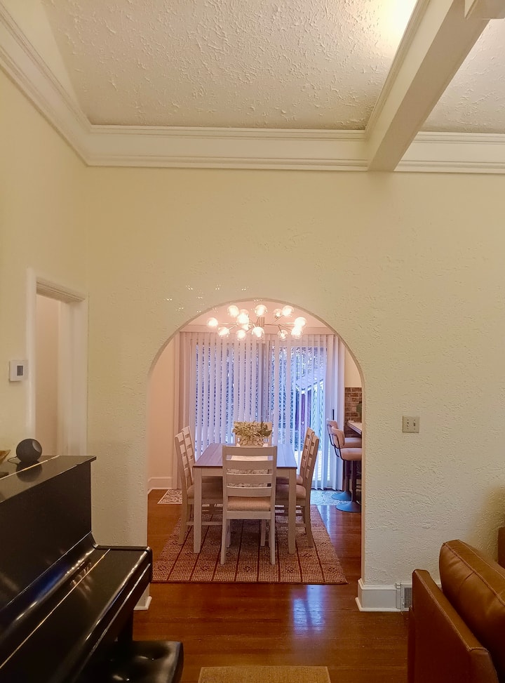 Cozy Midtown Mediterranean - Omaha, NE