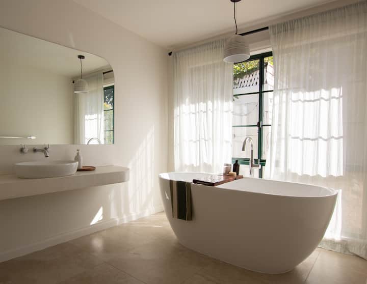 Mrs Flowers ~ Quiet Luxury In The Centre Of Town - Heathcote