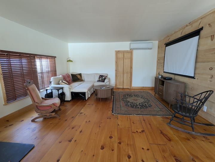 Newly Renovated Apartment In Antique Farmhouse. - Rockland, ME