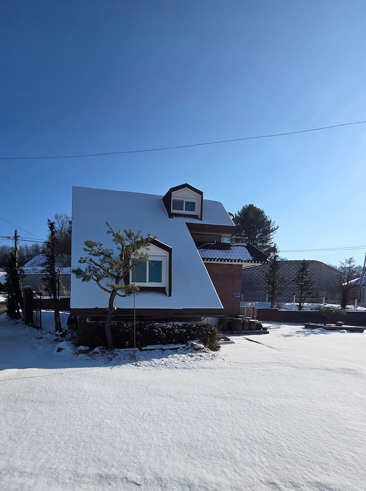 빨간 벽돌 이층집 (방4, 화장실2, 거실2, 주방 1) - 영서동