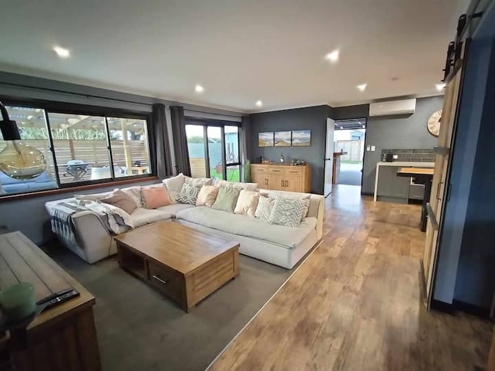 An Entertainers Paradise In Palmy - 팔머스턴 노스