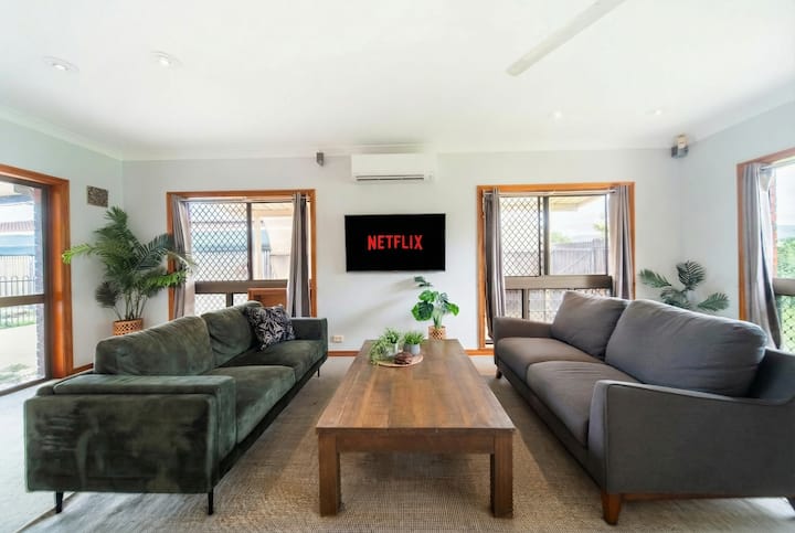 Room For Everyone, Spacious 4br Pool Retreat - Townsville