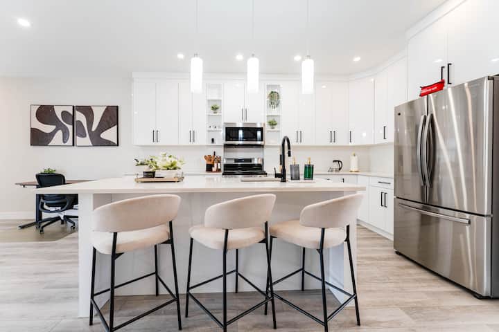 Luxury 3br Home Near Dt: Free Parking + Fast Wifi - Wilder Institute/Calgary Zoo