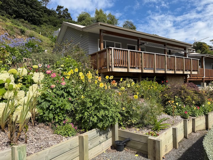Modern Cottage With Stunning Views & Deck - Dunedin