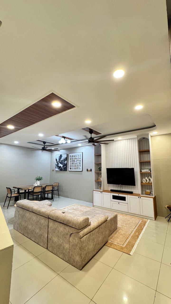 Stylish Spacious Family Homestay • Cozy Stay - Bukit Payong
