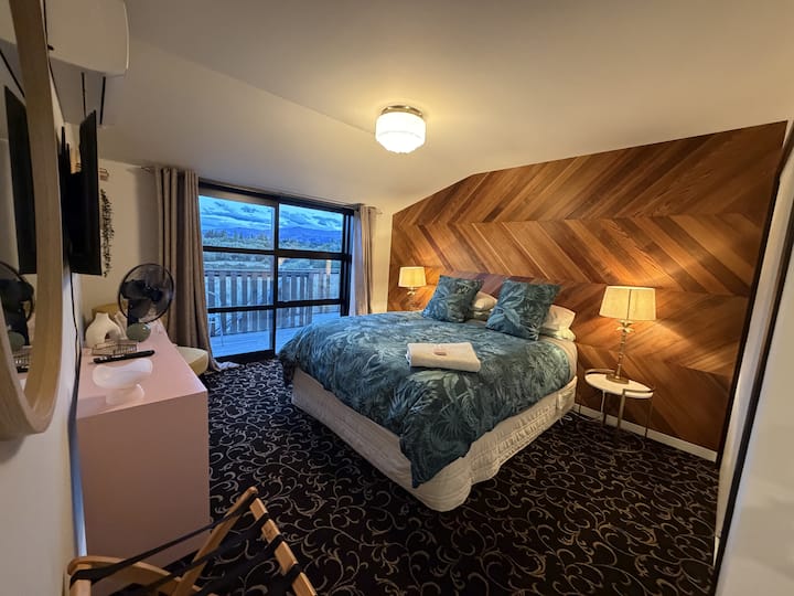 Riverhaven Retreat | Private Suite + Views - Wanaka