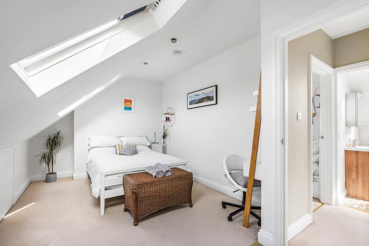 Light Airy Loft * Private Bathroom * Free Parking - Steyning