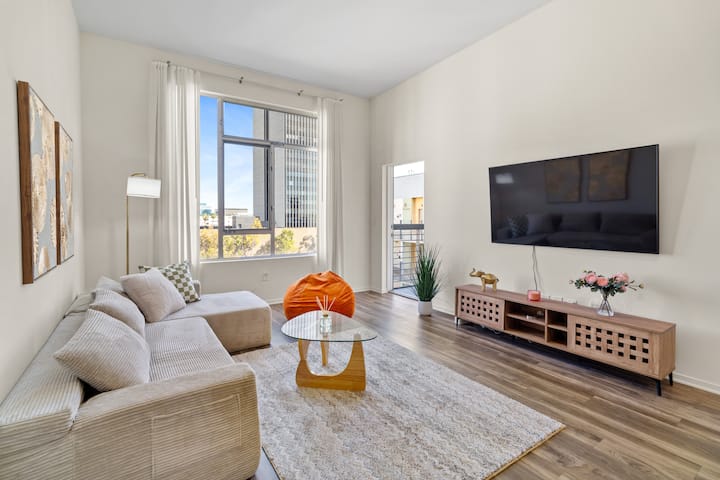 Sunny 2br/2ba •Pool & Parking •Prime Weho Location - Beverly Hills, CA