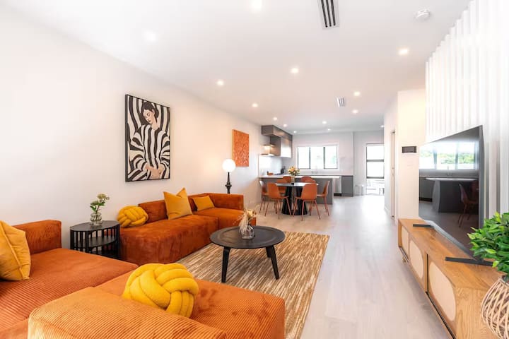 Spacious & Modern Townhouse In Central Auckland - Auckland