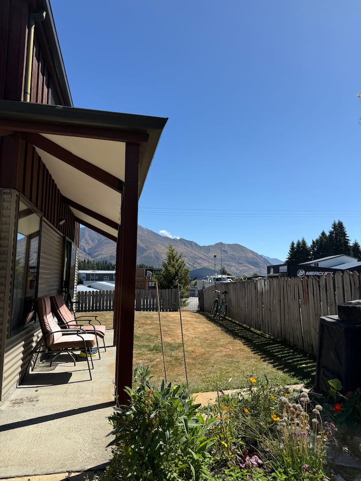 Sunny Wanaka Retreat - Walk To Town - Wanaka
