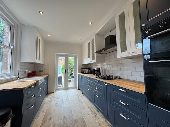 Large Bright And Lovely House - Bracknell