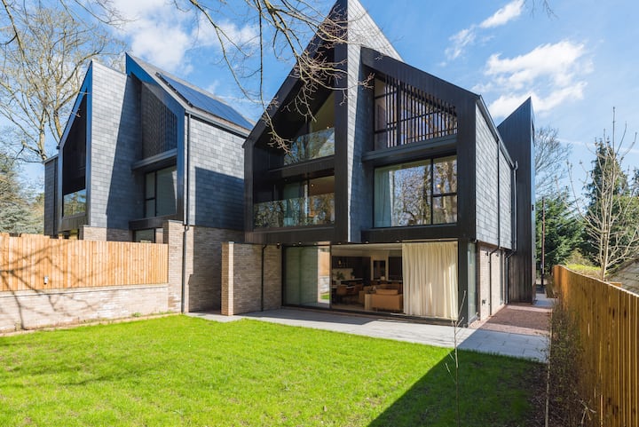 Spacious Luxury Home | 7 Beds, Games & Parking - Leicester