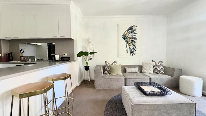 Chic Pad With Secure Garaging For Two Cars - Melbourne