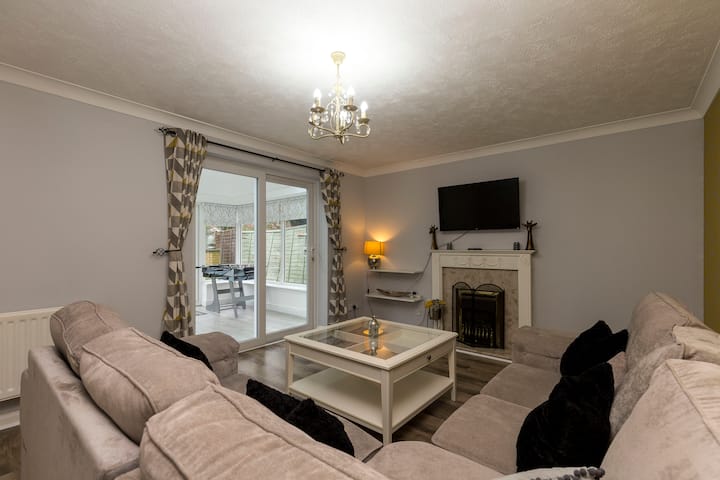 Spacious 4-bed Home Near Gatwick - Crawley