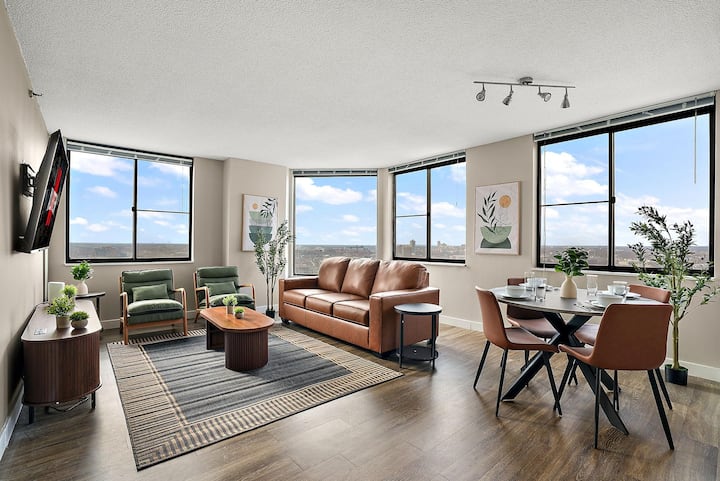 Central & Chic Downtown Flat | Parking+pool+gym - Minneapolis, MN