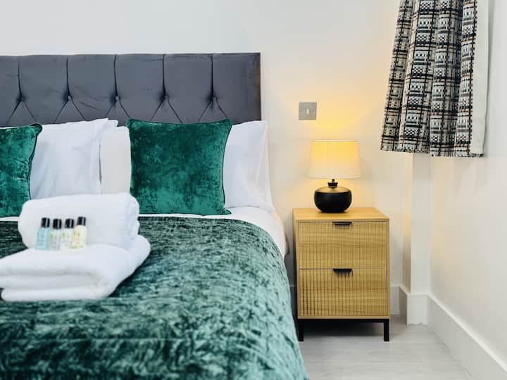 Modern Executive Studio 2 | Central Swindon - Swindon