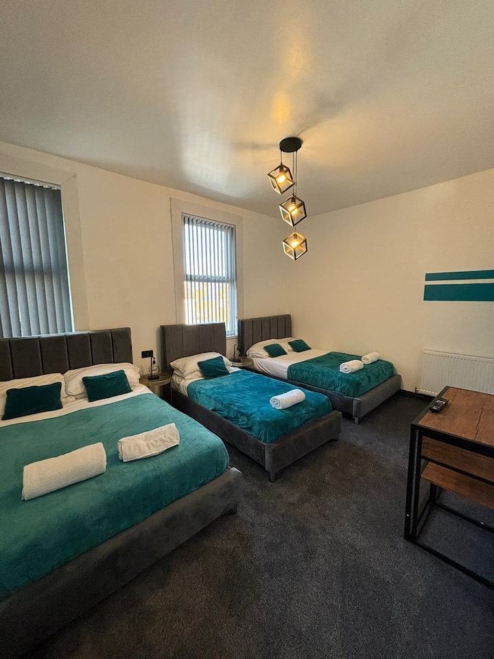 Tudors Esuites 6 Bedroom House - Sutton Coldfield