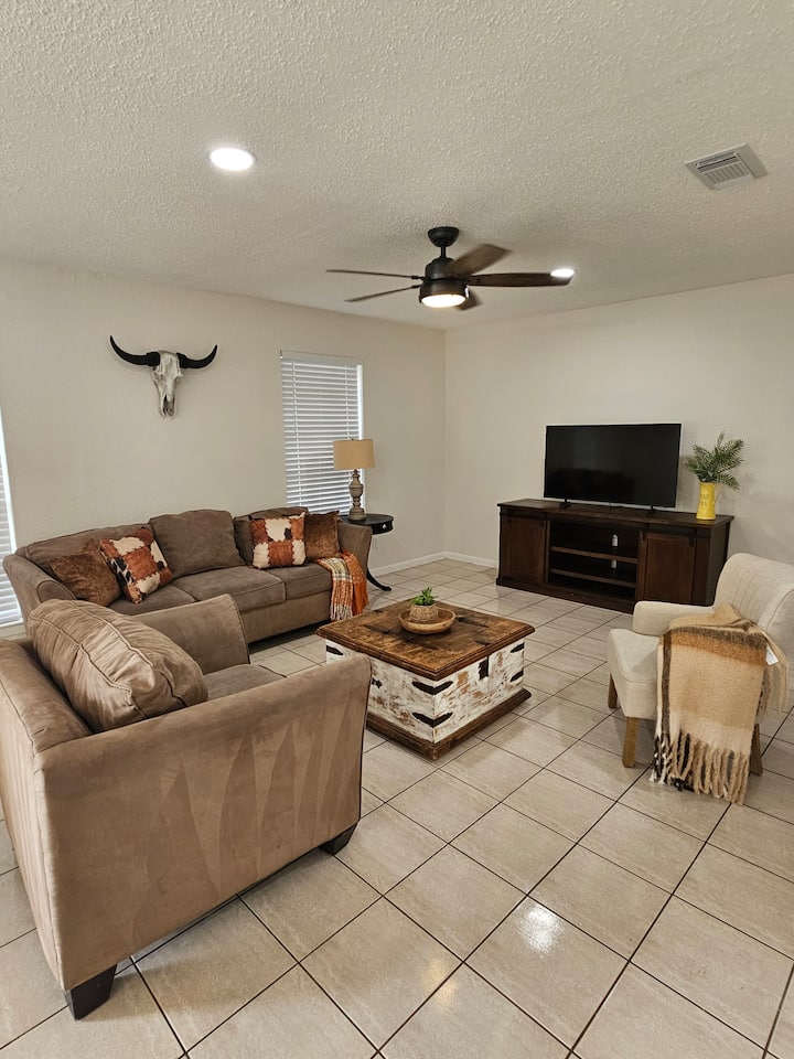 Cozy & Stylish Duplex — Perfect For Families - Baytown, TX