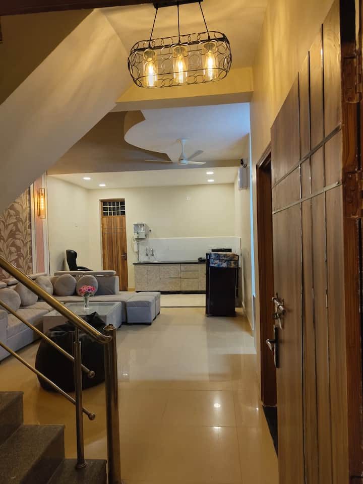 Urmila Sadan: House For Rent In Vrindavan - Vrindavan