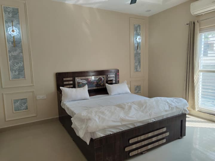 Perfect Stay Right In The Heart Of Vrindavan - Vrindavan