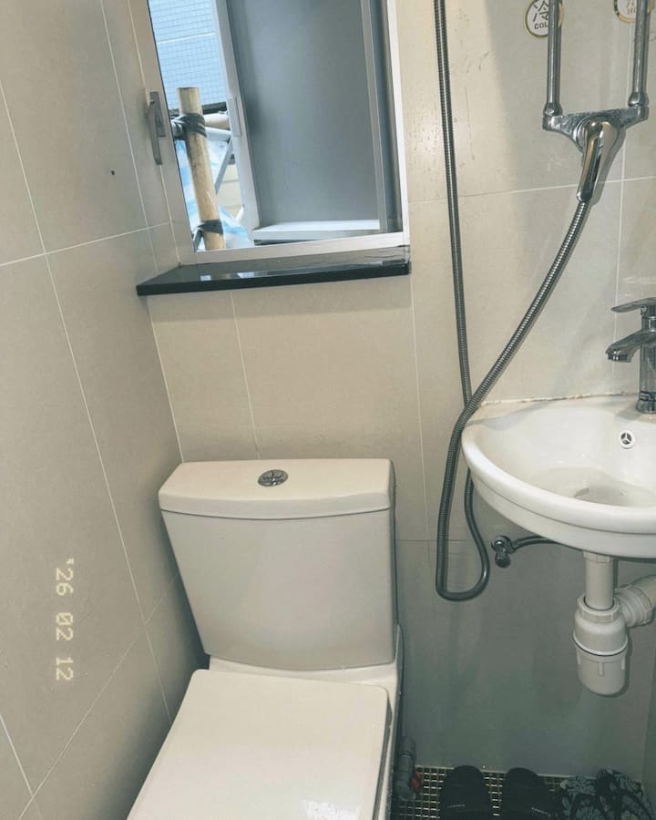 位置香港市中心，旺中帶靜，樓下各種飲食方更，步行地鐵站2分鐘，巴士站去機場步行2分鐘 - Hong Kong