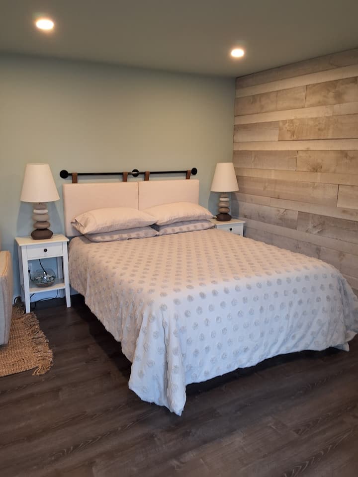 Stylish Studio Suite In Crofton - Duncan