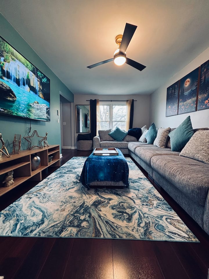 Galactic Aurora Home, 8 Beds, 3 Baths, Wi-fi, Tvs. - Oswego, IL