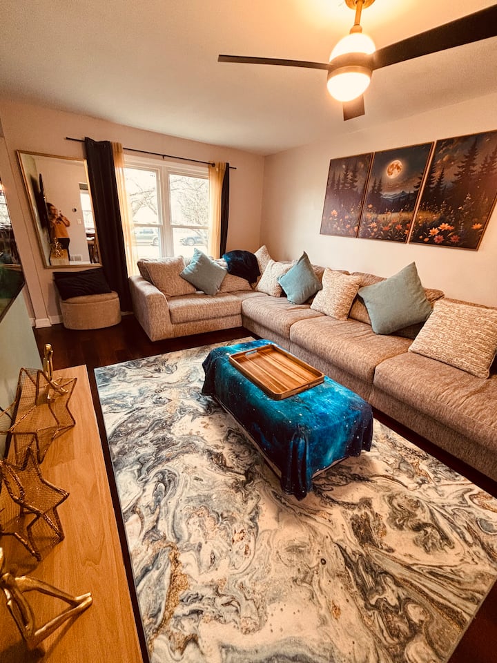 Galactic Aurora Home, 8 Beds, 3 Baths, Wi-fi, Tvs. - Aurora, IL