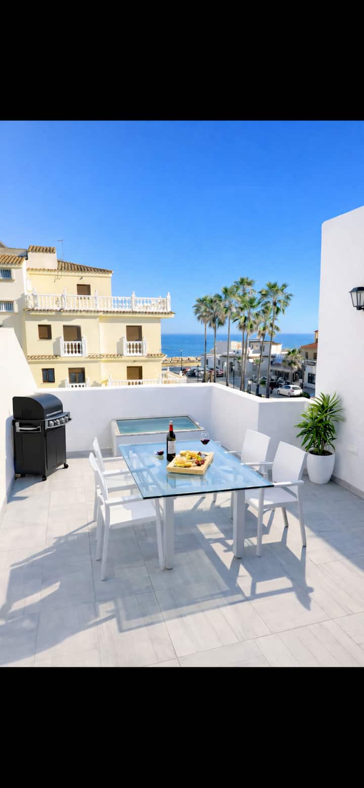 Beachside Penthouse, With Terrace And Sea Views - Manilva