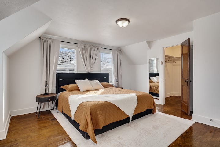 Near Dwtn La Crosse | King Bed | Porch | Parking - La Crosse, WI