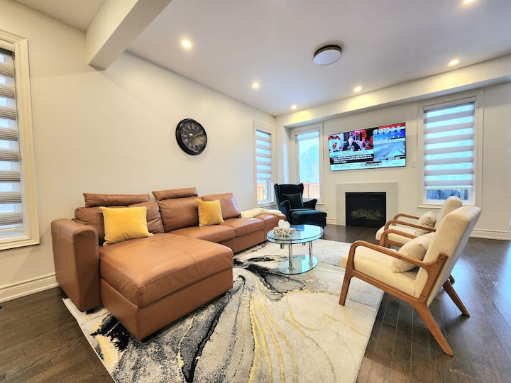 Cozy Opened-space Concept House On Three Levels - Brampton