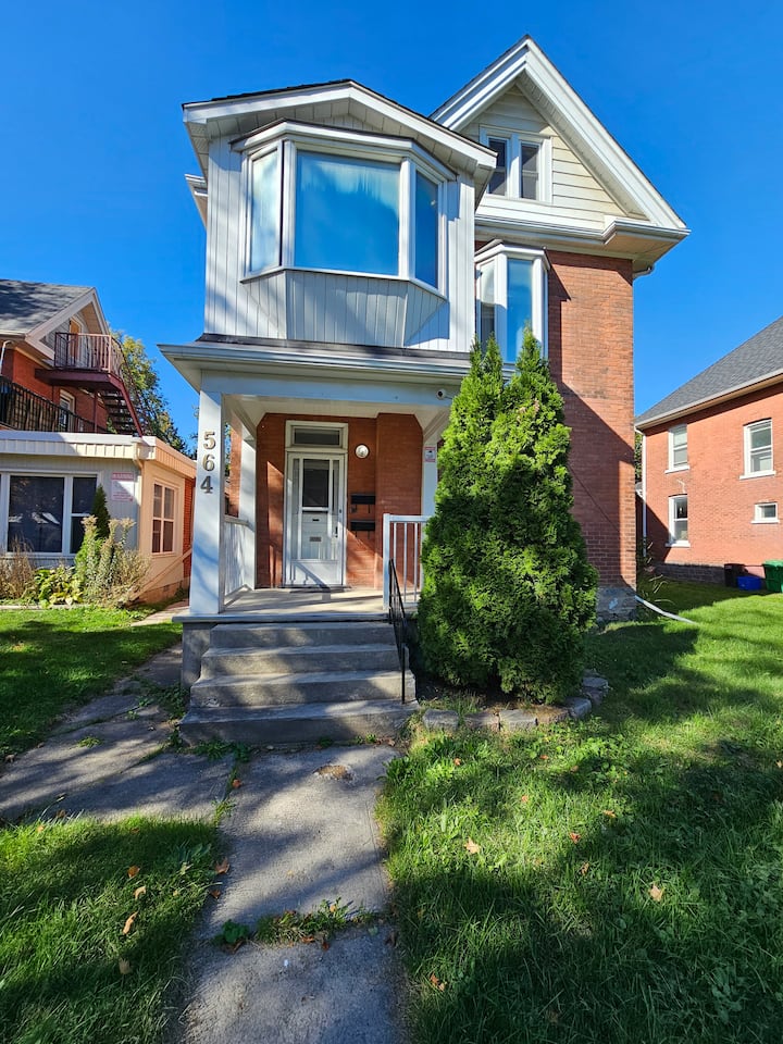 4br Retreat W/ King Loft Near Downtown & Hospital - カナダ ピーターバラ