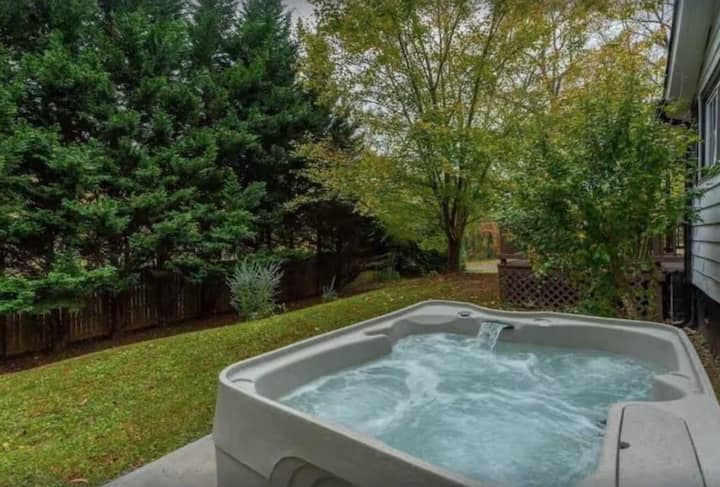 Avl Cottage- Hot Tub- Firepit- Close To Downtown! - Asheville, NC