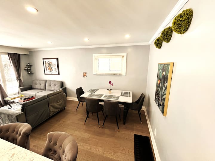 Charming Main Floor Unit Near Town Centre - Toronto