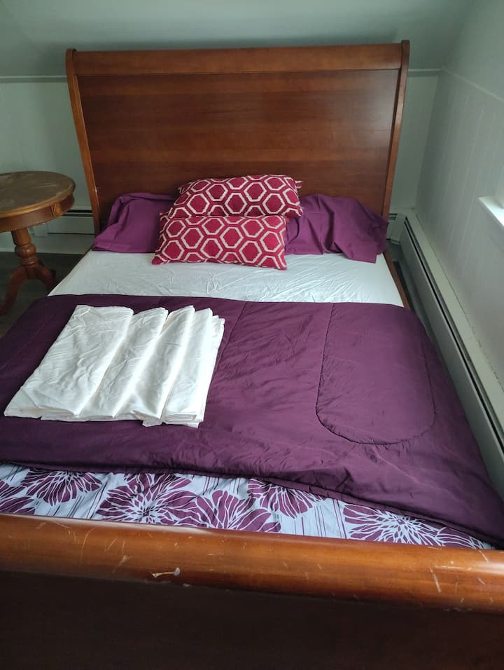 Nice Affordable Room In Attic In Marlborough, Ma - Sudbury, MA