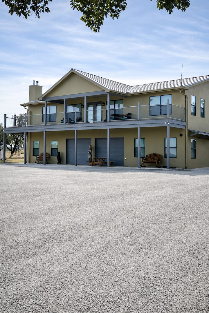 Hilltop View - Utopia, TX