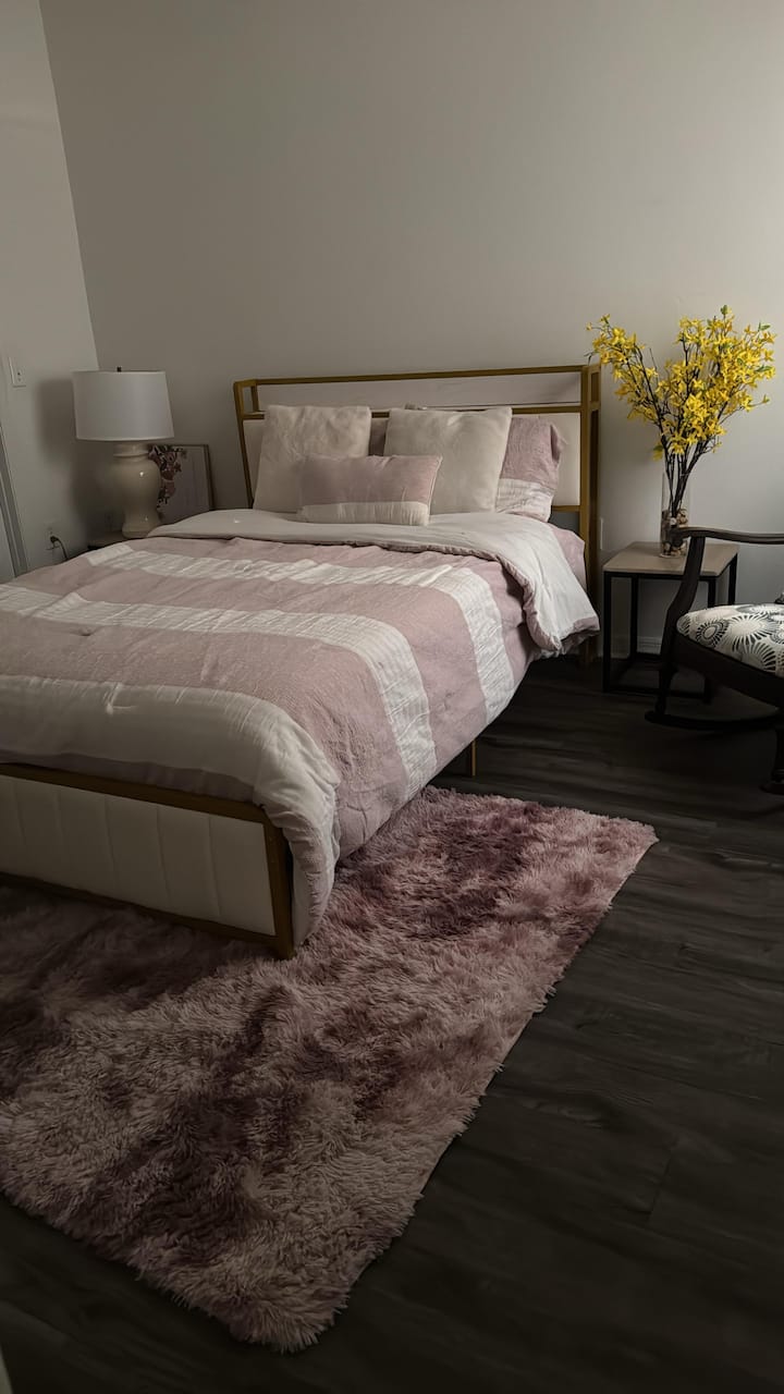 Cozy Bedroom On The First Floor Of A Townhouse - Gainesville, FL