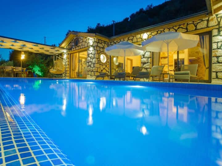 Kaya İSlamlarda 2+1 Sıcak Havuzlu Tatil Evi - Kalkan