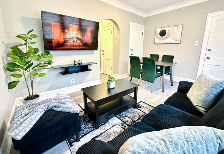 Relaxing & Stylish Apt For 3 Near City + Airport - Cicero, IL