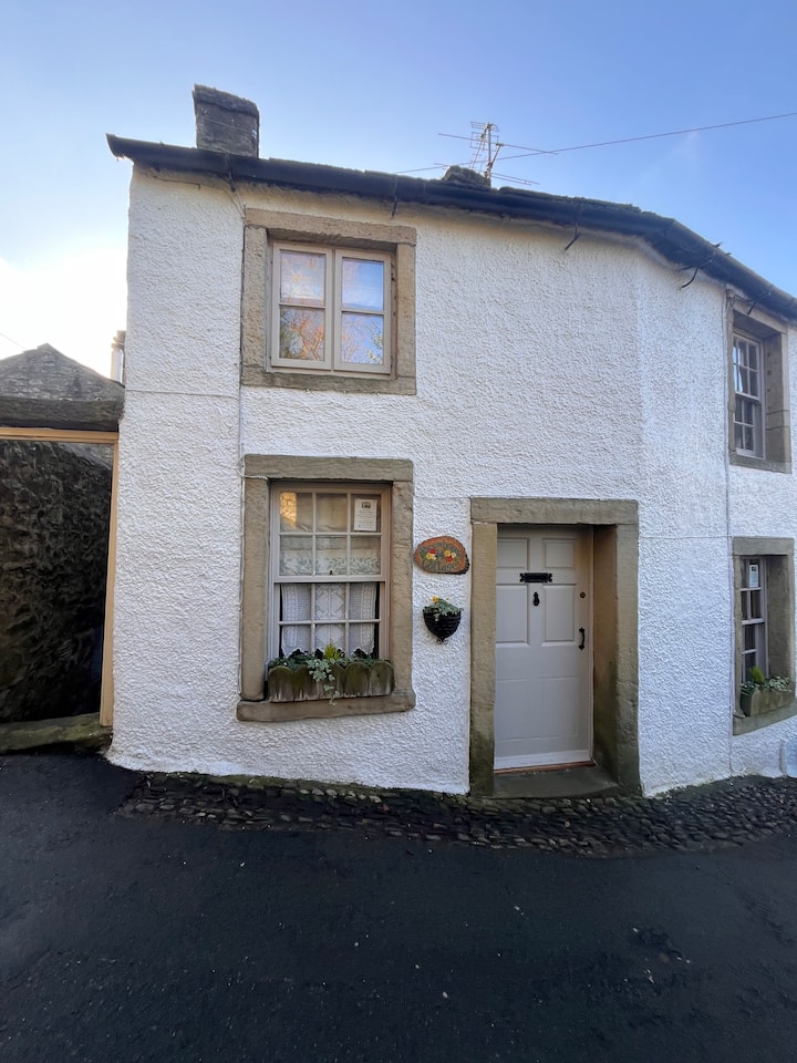 Brewhouse Cottage: 18th Century Cottage, Settle - Settle