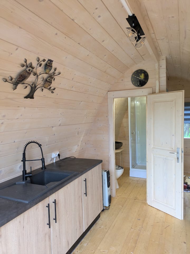 Une Petite Cabane Tout Confort Dans Un Village. - Jura