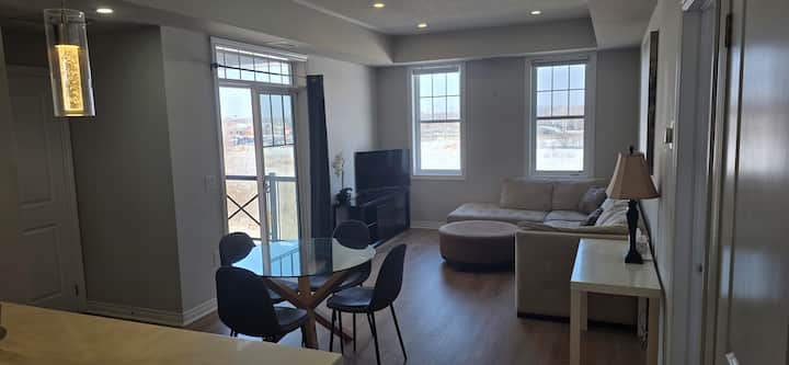 Bright & Spacious 2br/2ba Condo In Prime Location - Oakville
