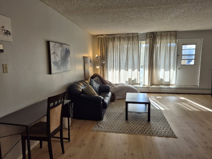 Modern Central 1br Condo W/ Panoramic City Views - Fort Calgary