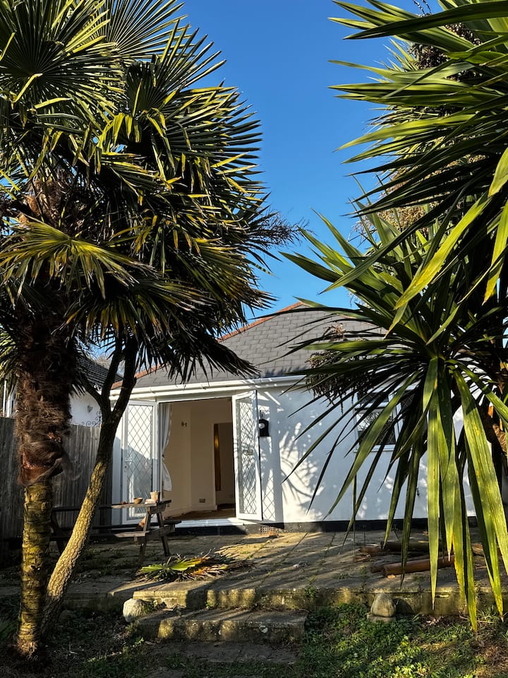 Palm Valley Villa, The Perfect Getaway Retreat. - Poole