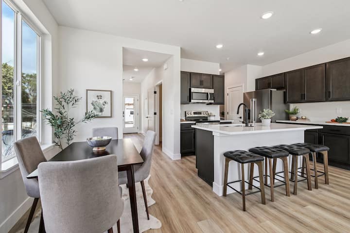 Conveniently Located New Townhome In Lakewood! - Lakewood, CO