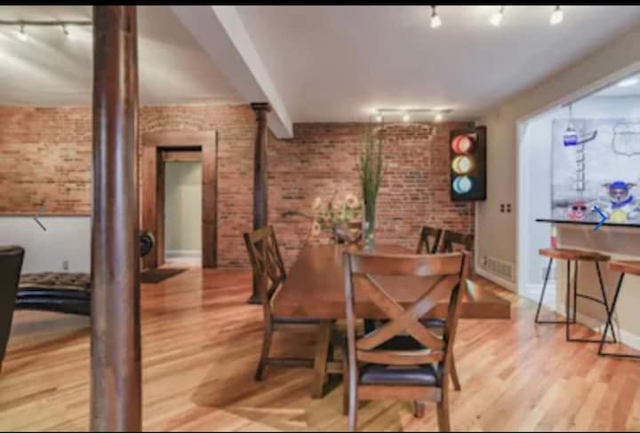 Beautiful Downtown Loft - Parkville, MO