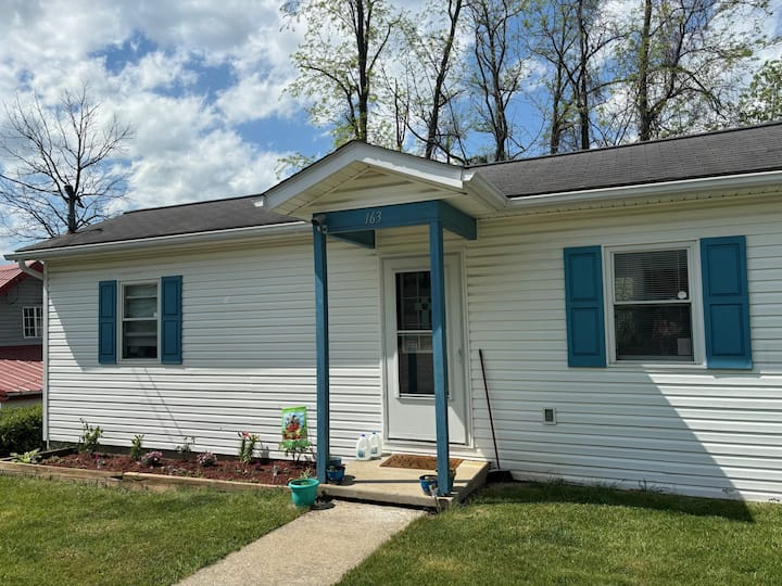 Stay At Annie's Place- A Quaint One Bedroom Home. - Bridgeport, WV