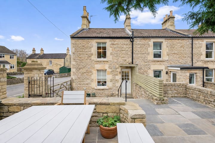 Large Group Home With Parking For 2 Cars Near Bath - Castle Combe