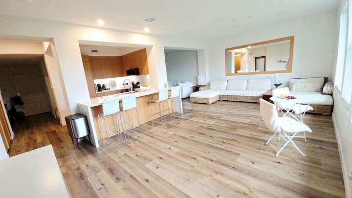 Luxe Waterfront: Ideal Vacation/ Executive Retreat - Oxnard, CA